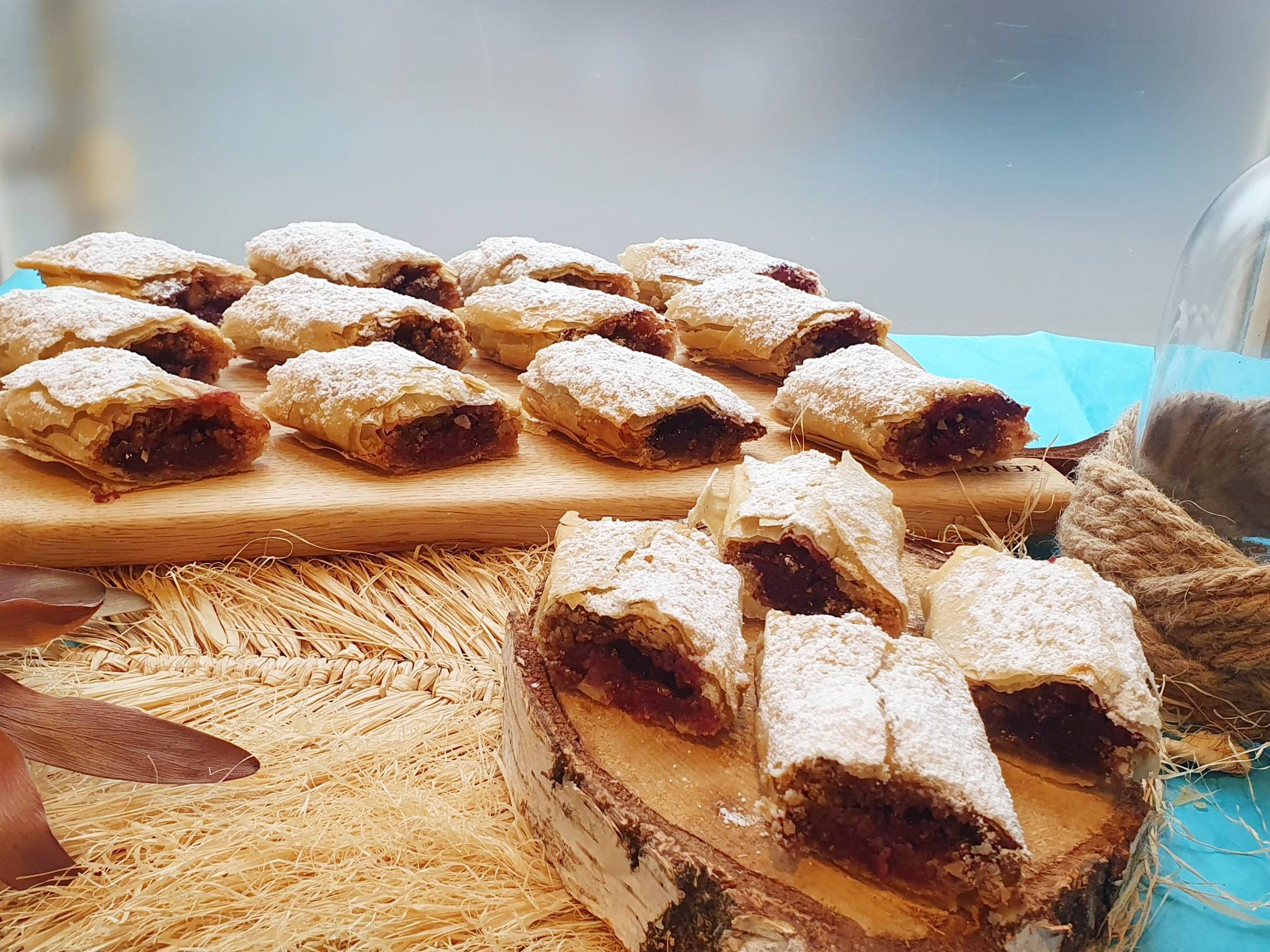 Strudel cu visine - Cofetariile Maria & Constance